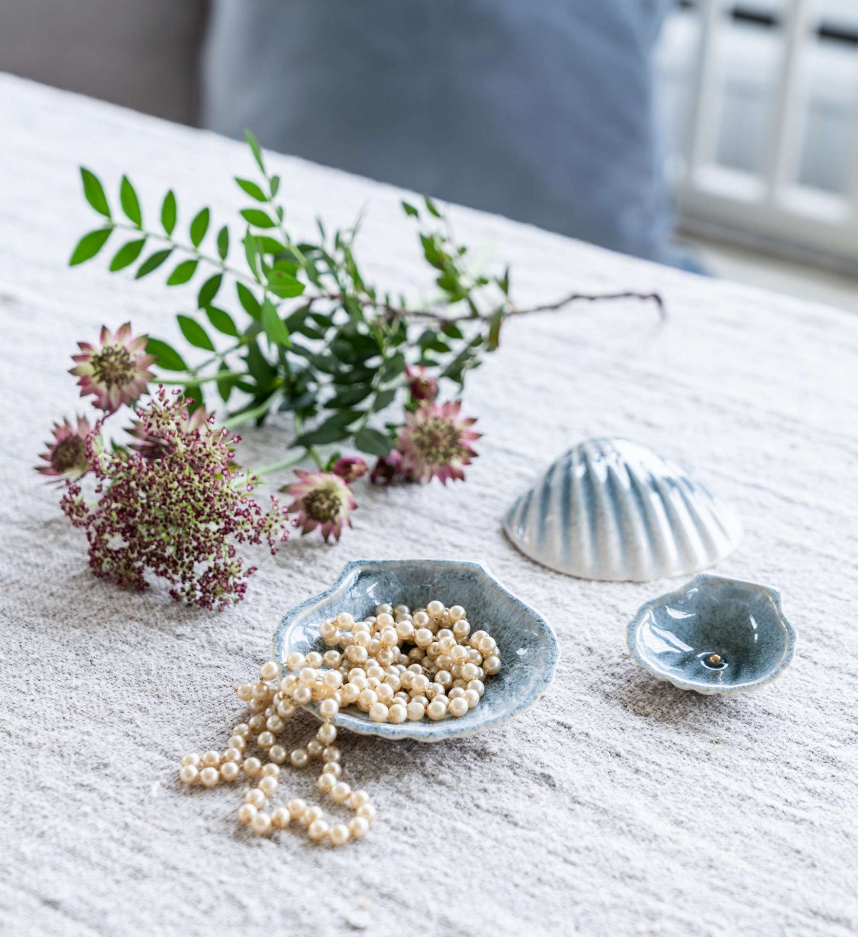 Scallop with golden pearl, small creme ø6cm || Køb de søde og sjove ...