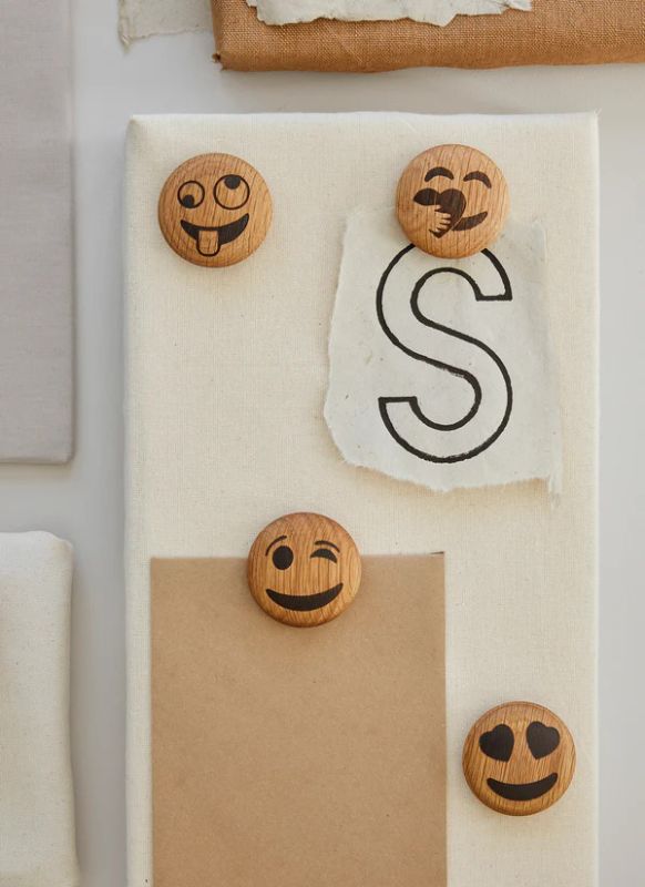 Winking, magnet || Se det store udvalg online hos Rikki Tikki Shop!