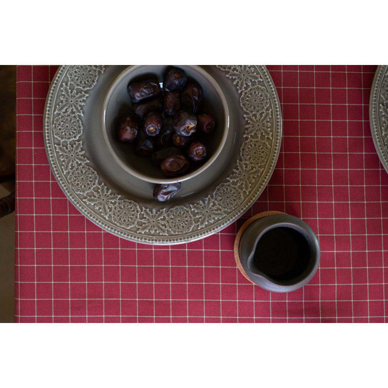 Dora Dug, rød, 145x250 cm || Køb dine duge online hos Rikki Tikki Shop!