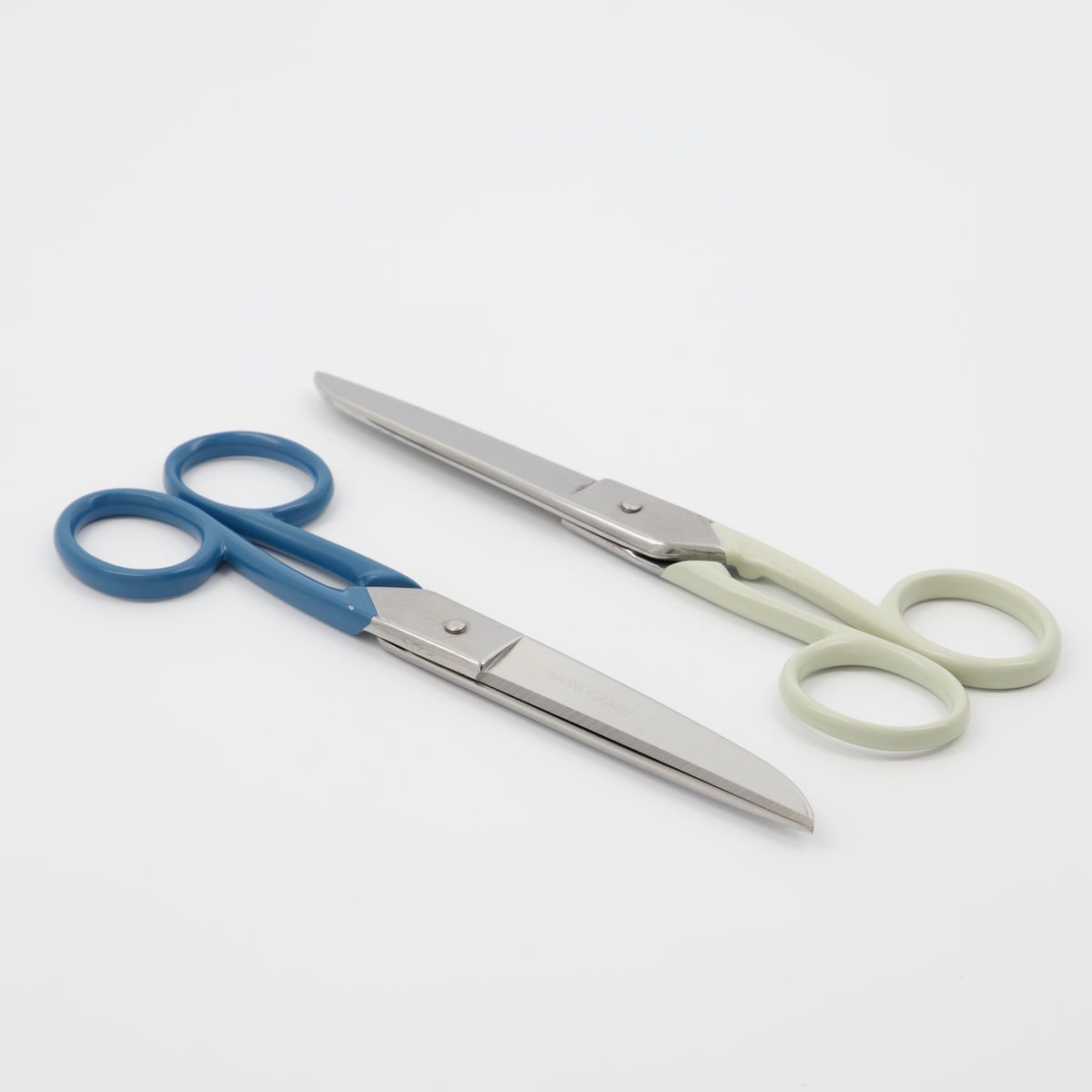 Saks, Hvid/Blå 17 cm -- Du finder et bredt udvalg fra Monograph online ...