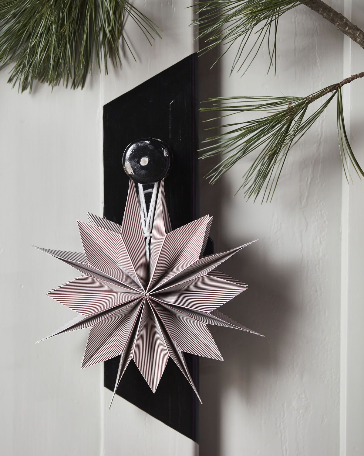 Stjerne, Capella, Brændt rød/hvid Ø20 cm || Køb den online hos Rikki ...