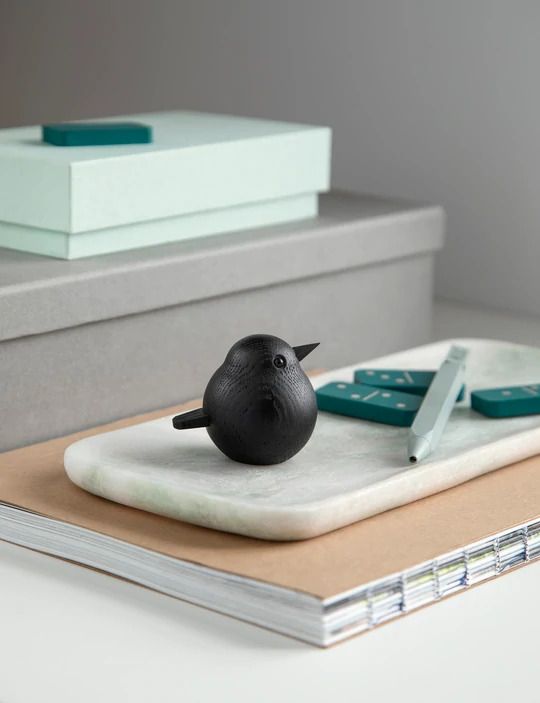 Mini Spurv i sort eg || Køb den søde spurv online hos Rikki Tikki Shop!